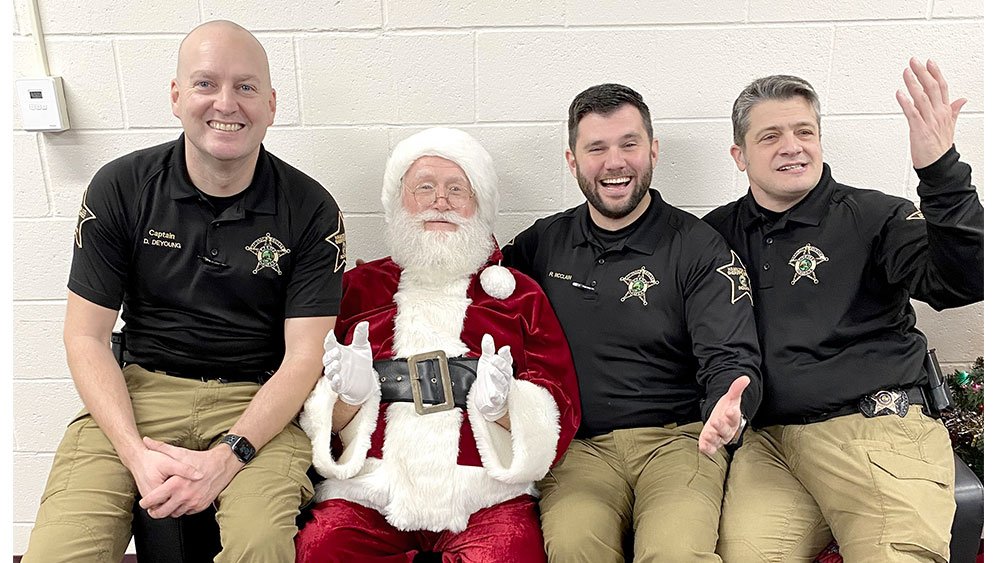 Sheriff gives Santa an award